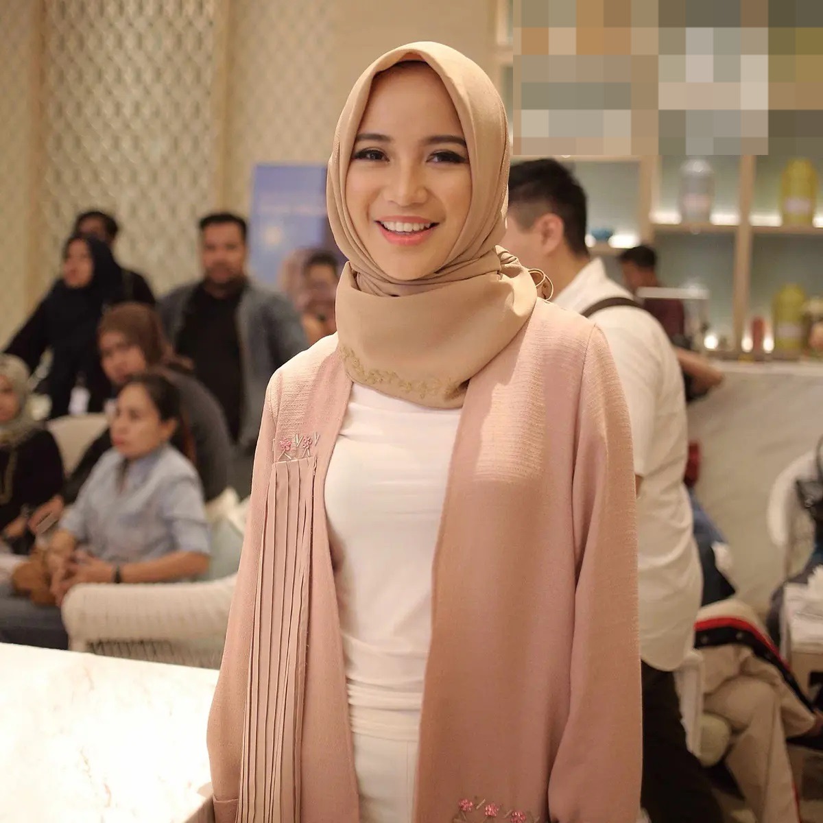 Chacha Frederica: Suka Duka Jadi Istri Bupati - Harian Merdeka